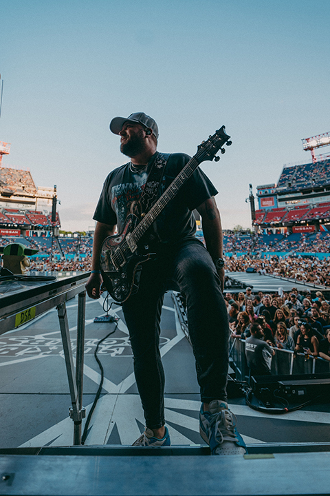 Mitchell Tenpenny has a real good month - Nashville Music Line